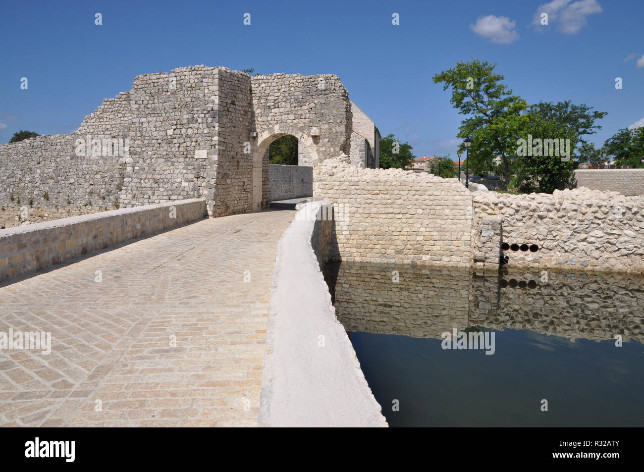Old gateway in historical hi-res stock photography and images - Alamy