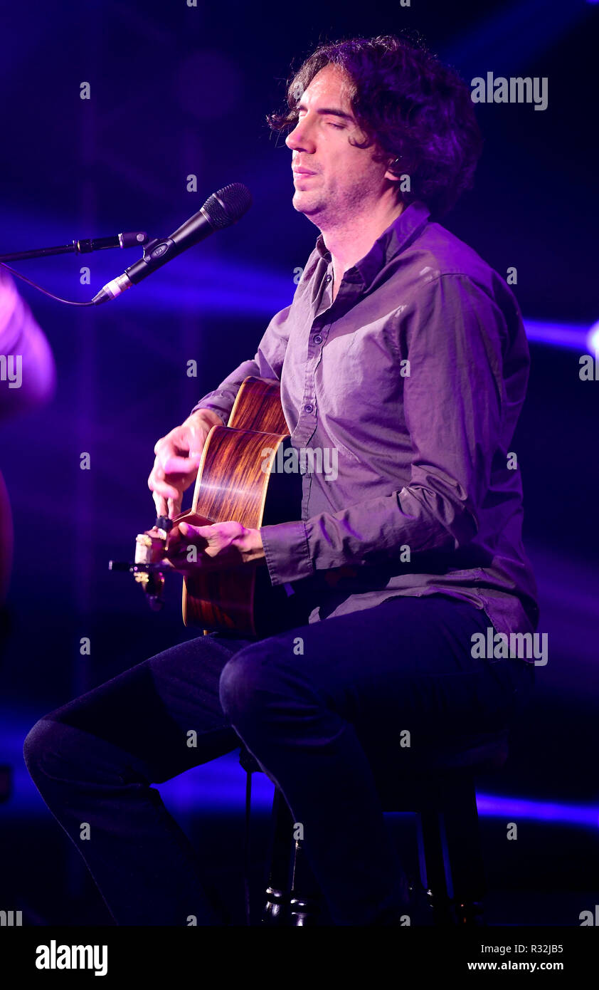 Gary lightbody snow patrol hi-res stock photography and images - Alamy