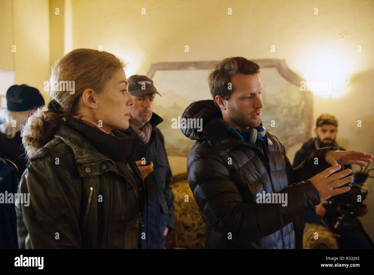 A PRIVATE WAR, from left: Rosamund Pike, director Matthew Heineman, on ...