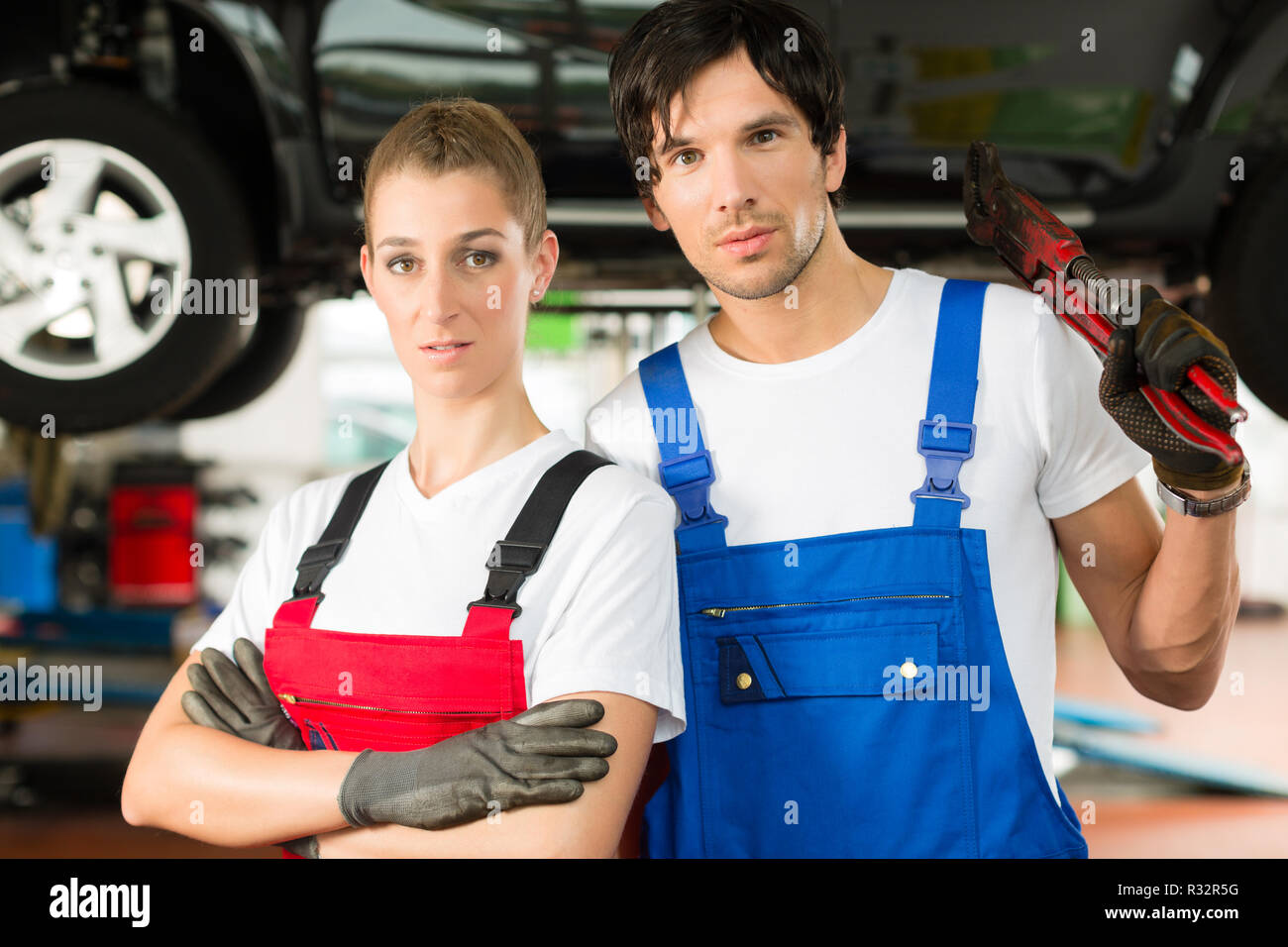 auto mechanic couple stands in garage Stock Photo - Alamy
