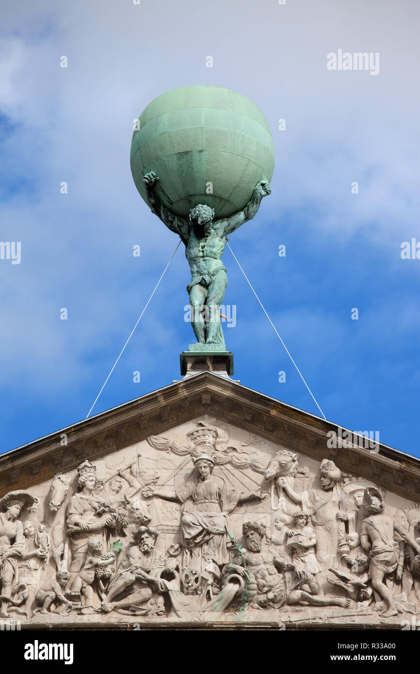 Atlas amsterdam statue hi-res stock photography and images - Alamy