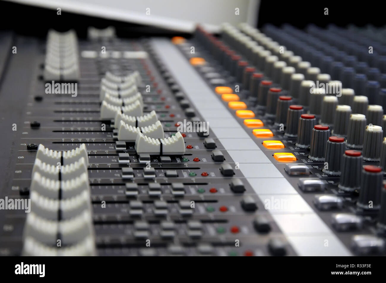 Mixing music graph hi-res stock photography and images - Alamy