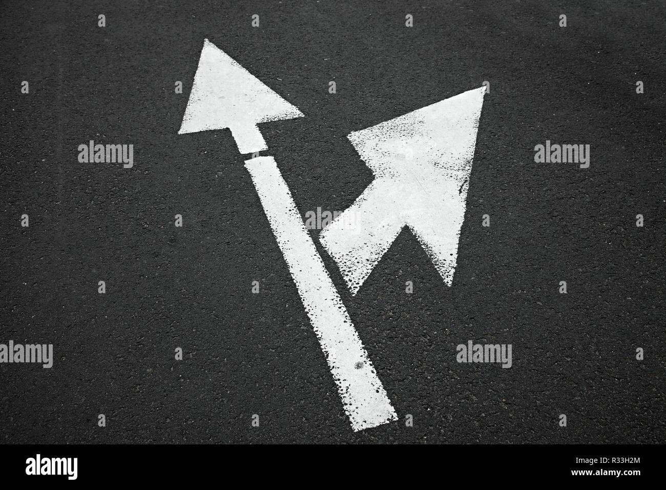 Straight arrow hi-res stock photography and images - Alamy