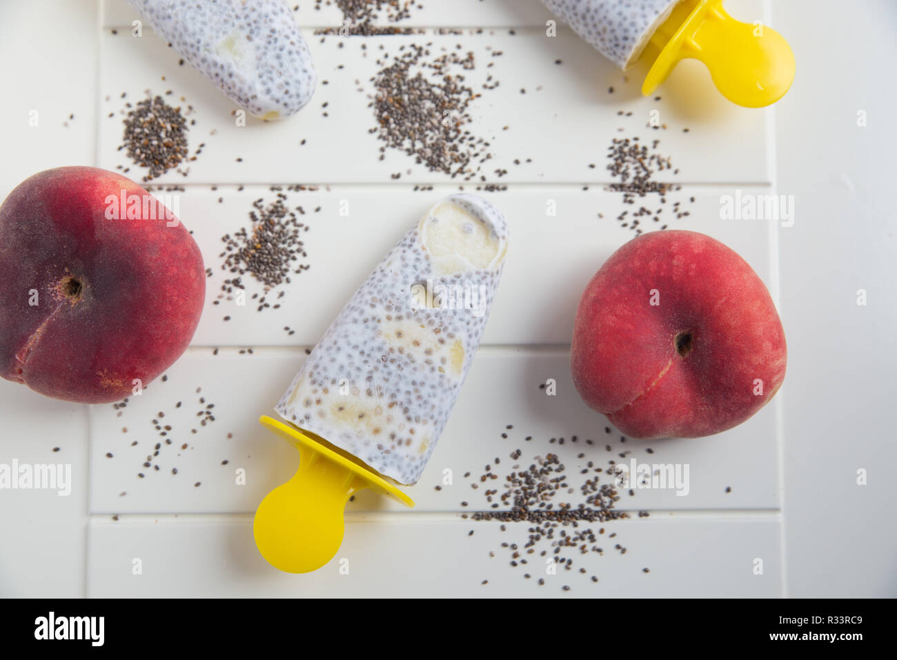 Kids eating ice pops hi-res stock photography and images - Alamy
