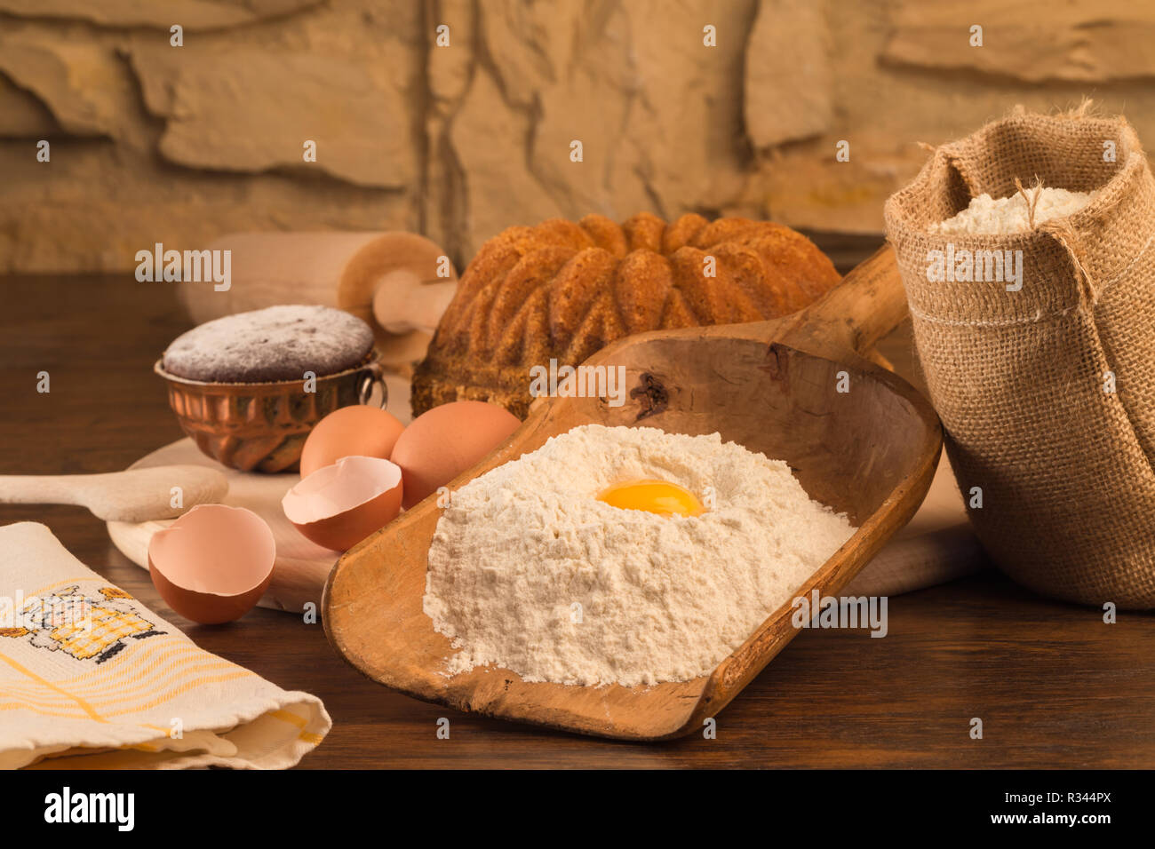 bake a cake Stock Photo - Alamy