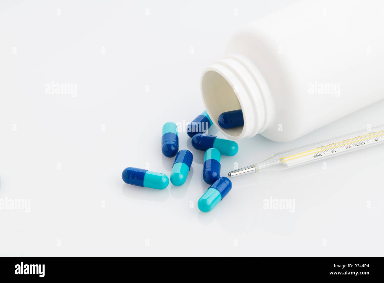 Blue medical capsules hi-res stock photography and images - Alamy