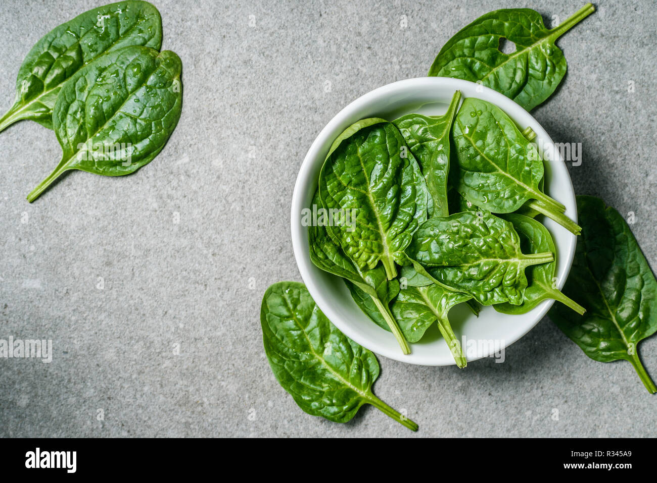 Top view of wet spinach leaves in bowl Stock Photo - Alamy