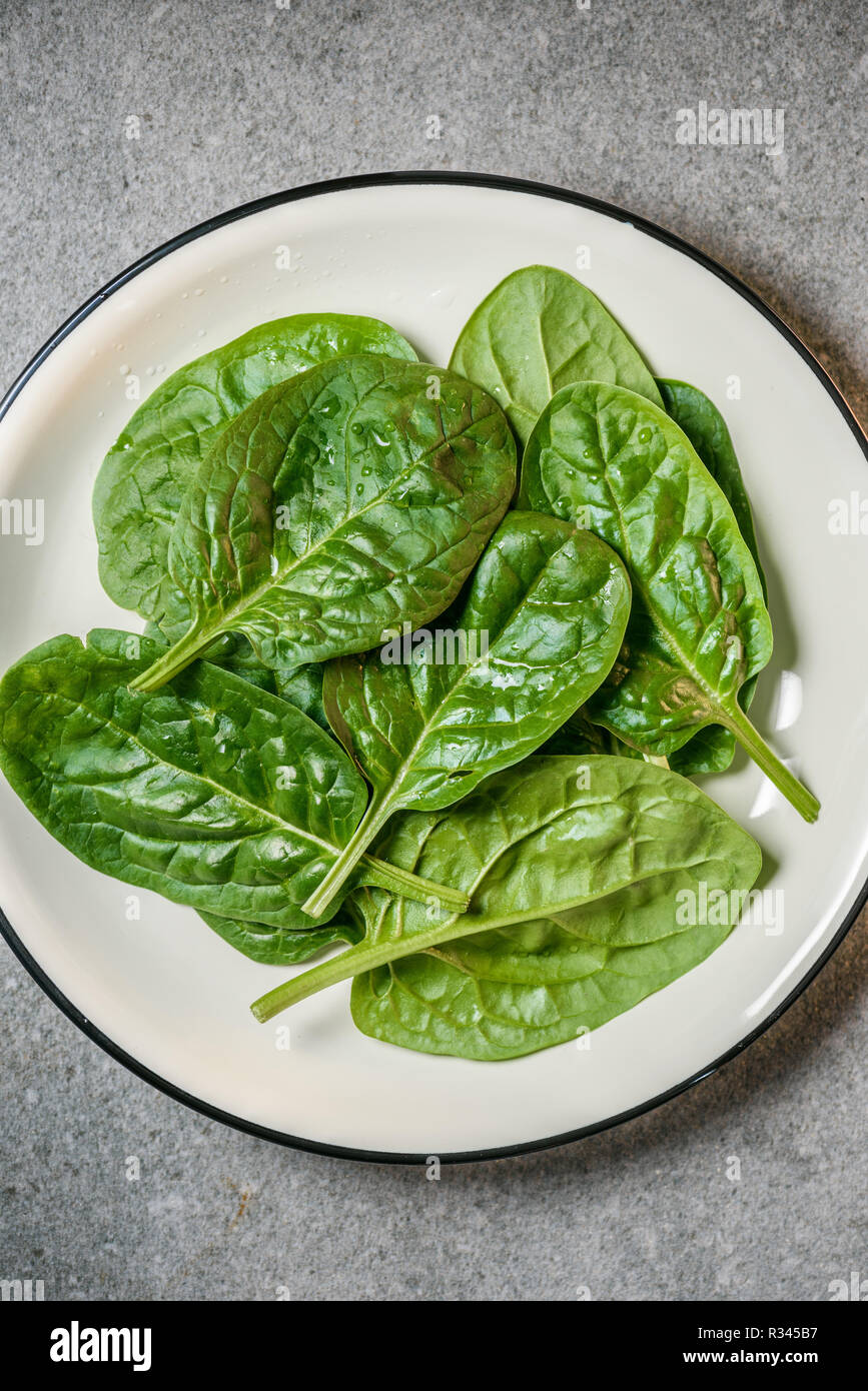 Top view of wet fresh spinach leaves with water drops Stock Photo - Alamy