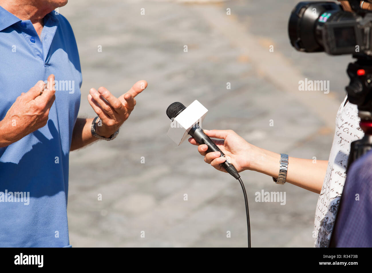 Interview photo camera microphone journalist hi-res stock photography ...