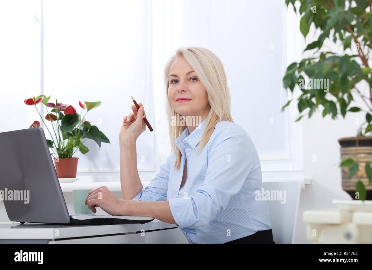 Middle aged business woman hi-res stock photography and images - Alamy