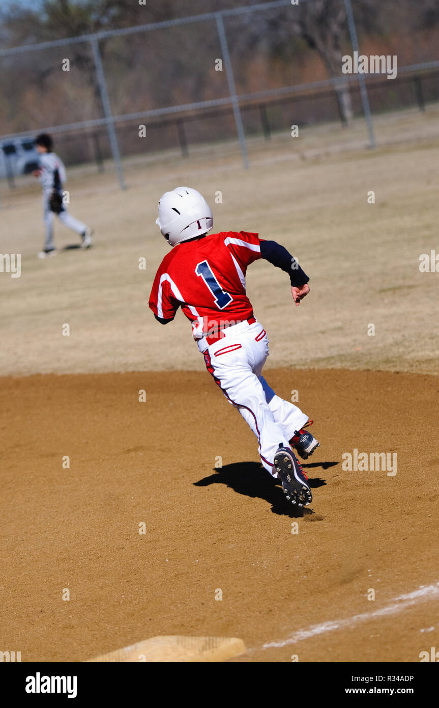 Younger children playing baseball hi-res stock photography and images ...