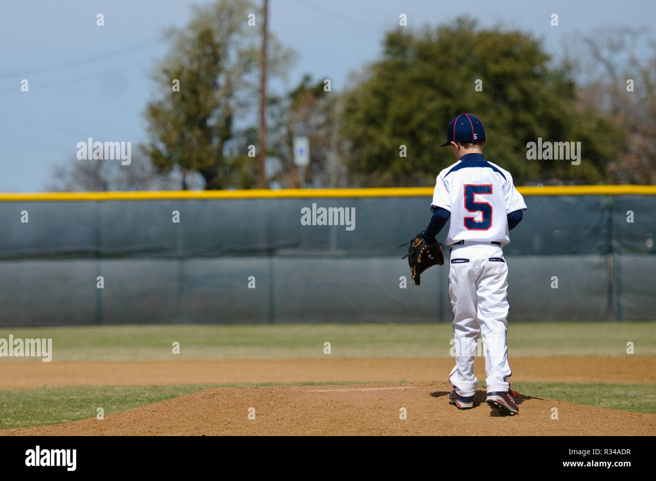 Younger children playing baseball hi-res stock photography and images ...