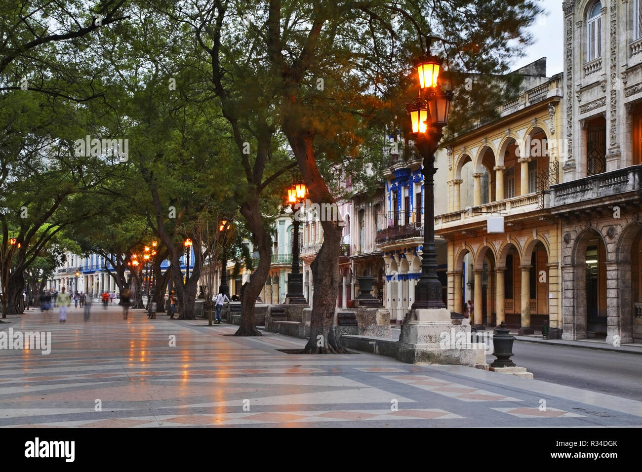 Historic havana cuba alley hi-res stock photography and images - Alamy