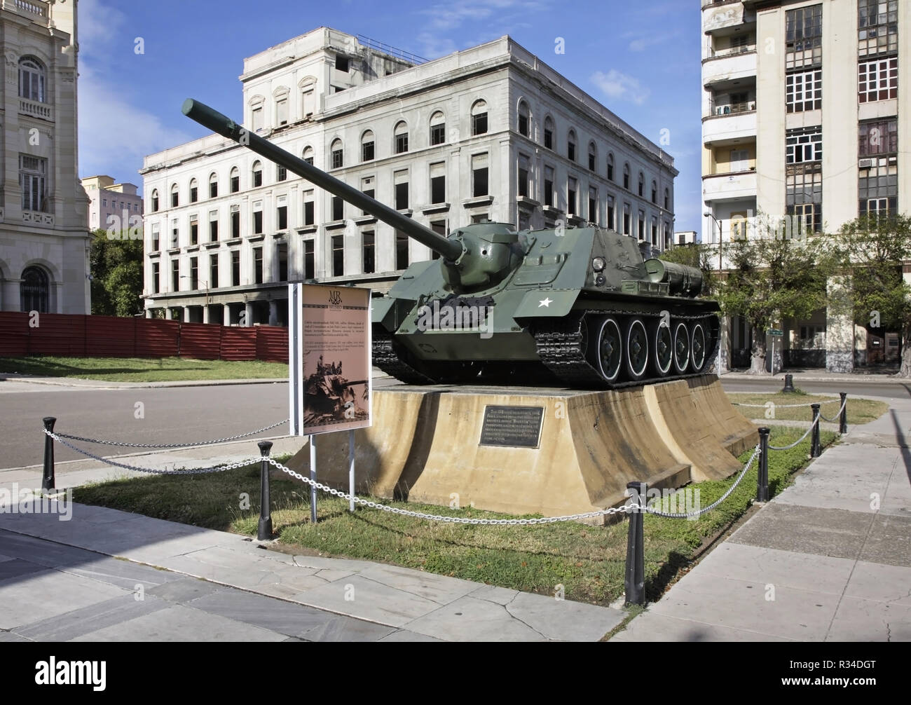 Self-propelled guns SAU-100 in Havana. Cuba Stock Photo - Alamy