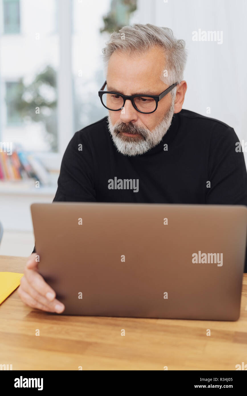 Staring at the screen hi-res stock photography and images - Alamy