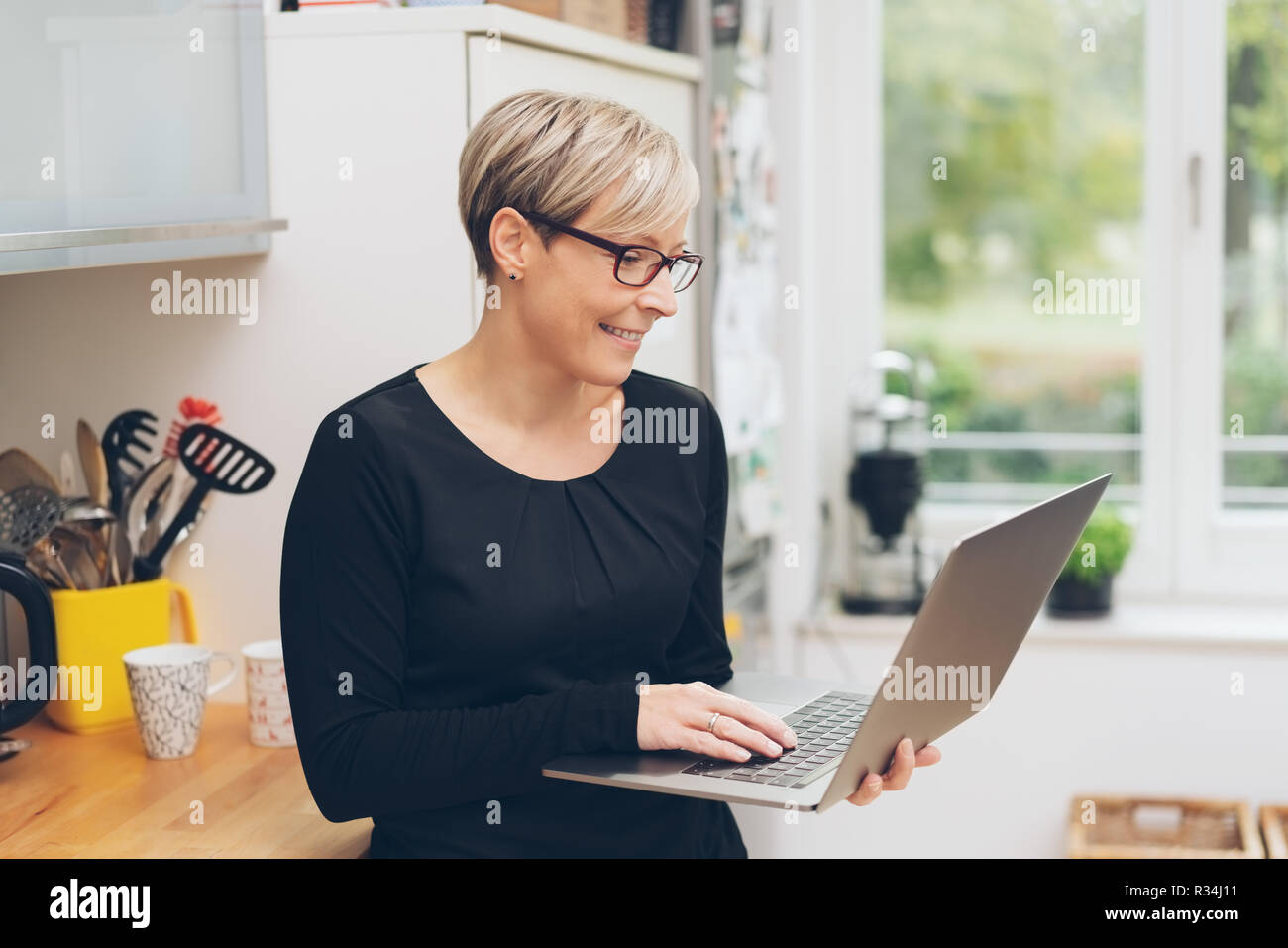 Housewife computer hi-res stock photography and images - Alamy