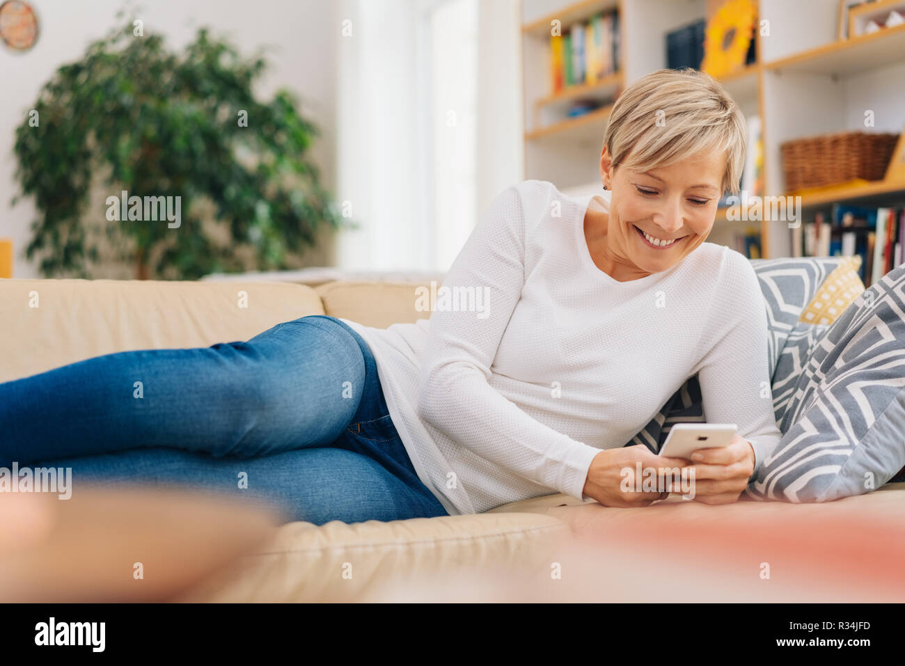 Reclining woman reading hi-res stock photography and images - Alamy