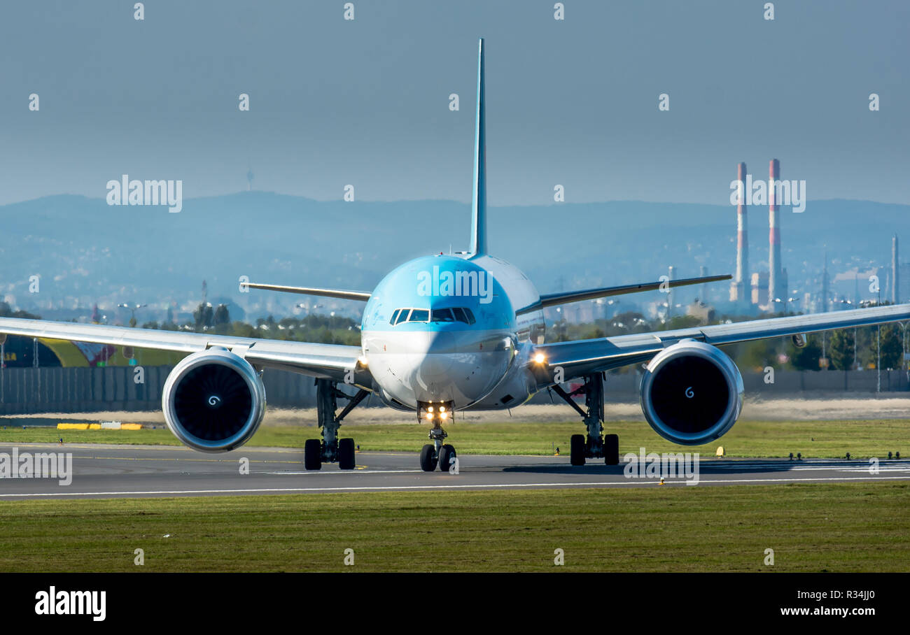 Aircraft on runway hi-res stock photography and images - Alamy