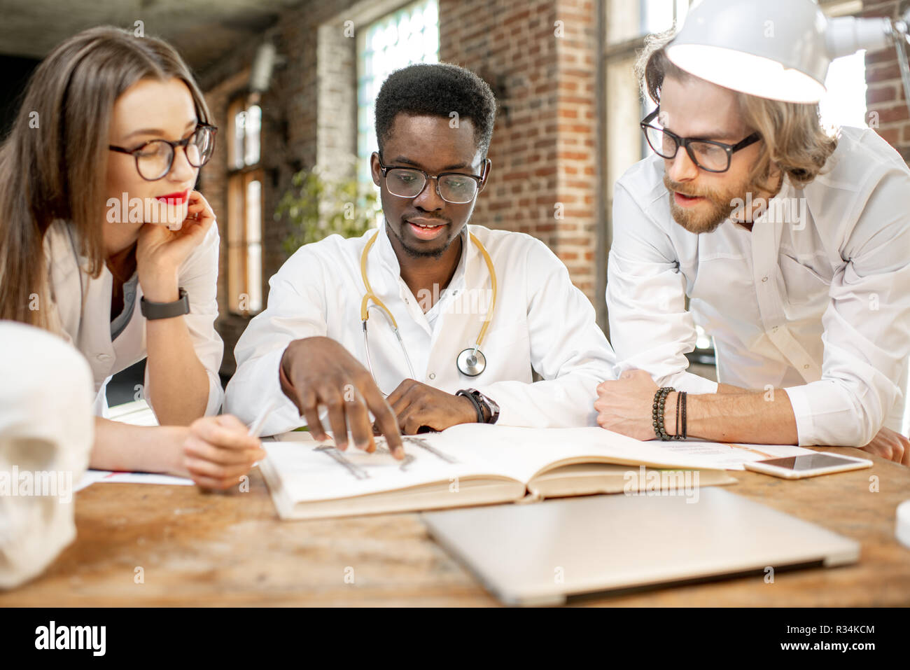Students reading african uniform hi-res stock photography and images ...