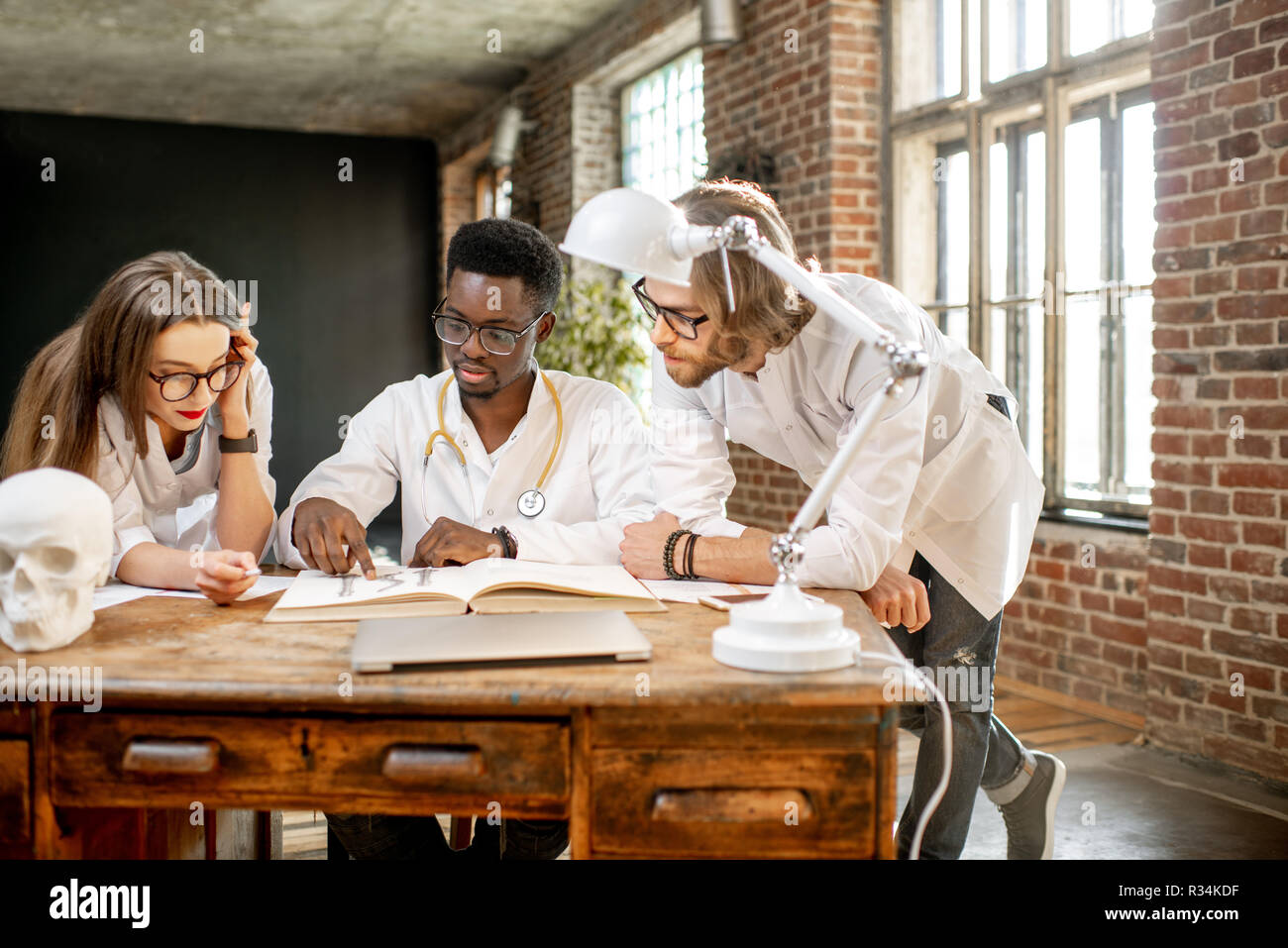 Students reading african uniform hi-res stock photography and images ...