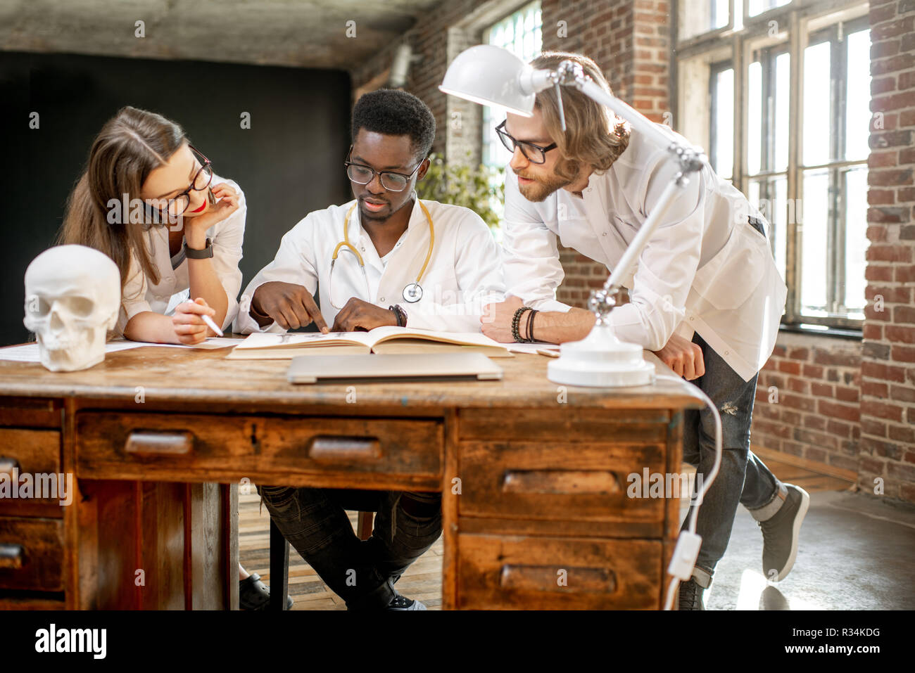 Students reading african uniform hi-res stock photography and images ...