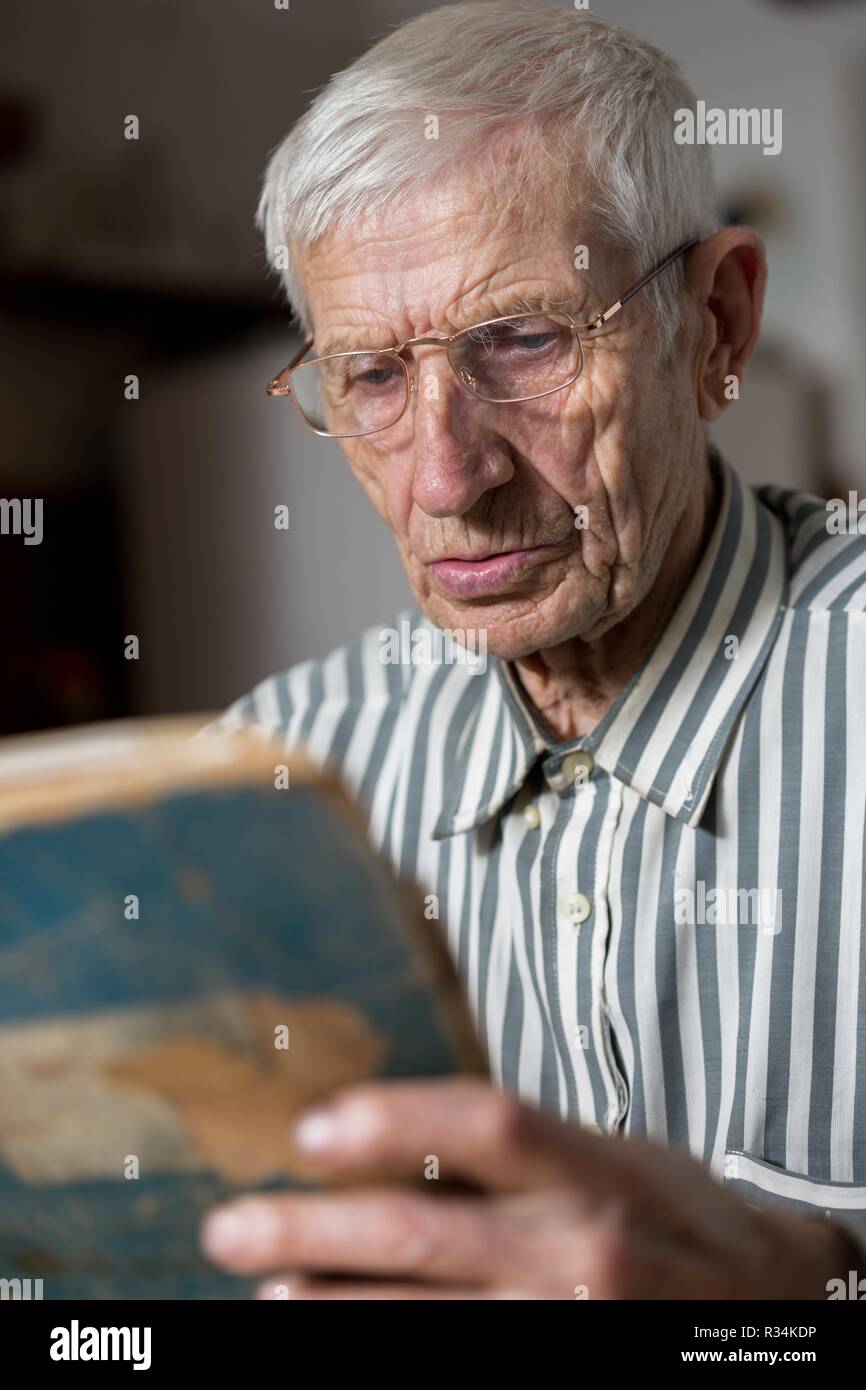 portrait of senior man reading a book Stock Photo - Alamy