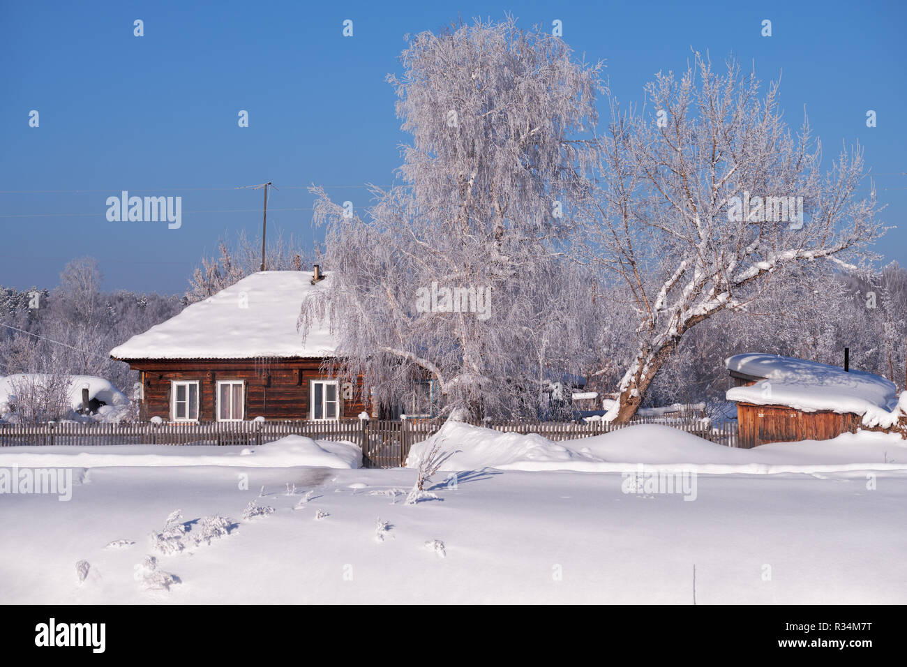 Traditional russian country house izba in village Talitsa under winter ...
