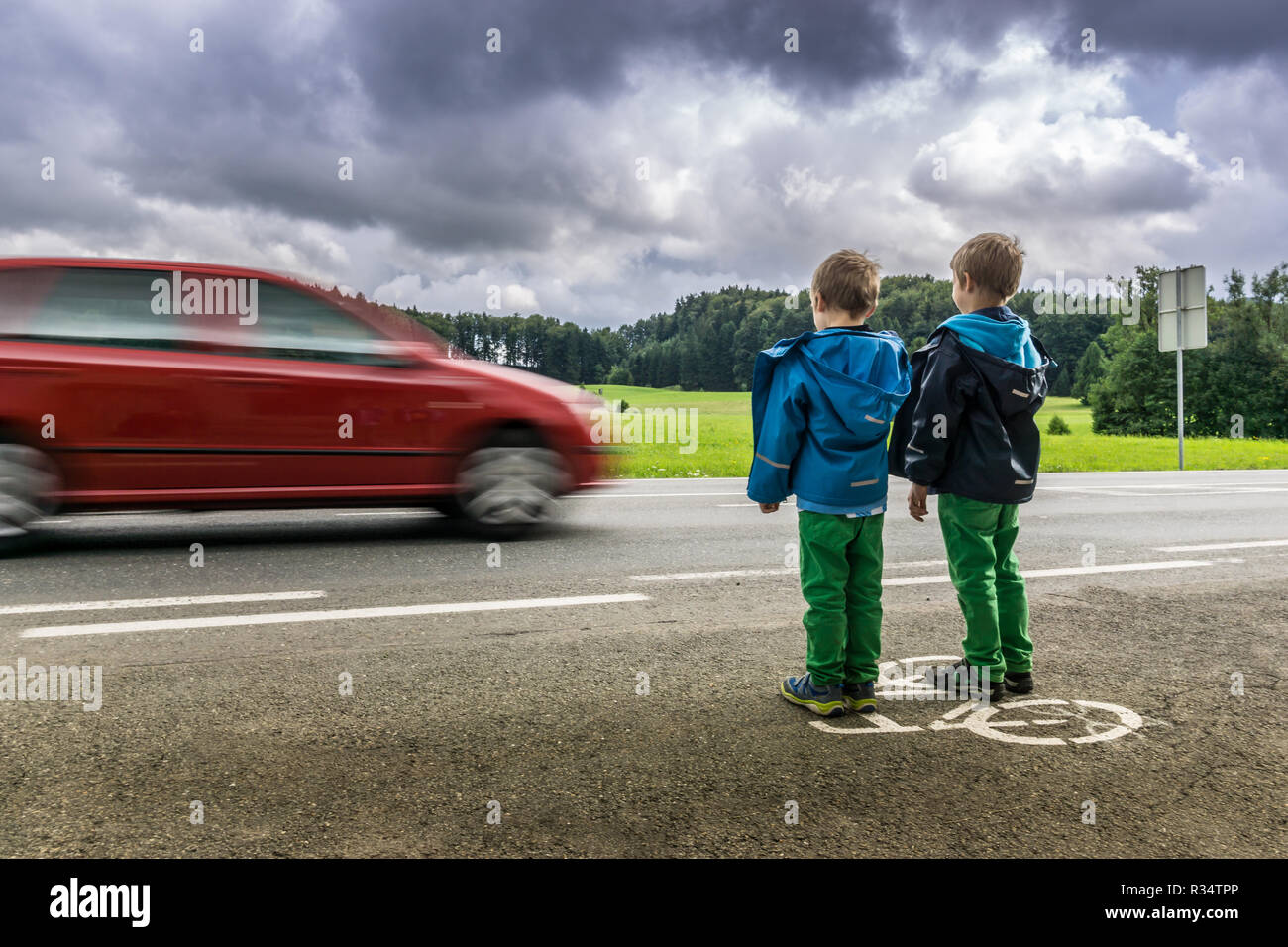 Child road street cars hi-res stock photography and images - Alamy