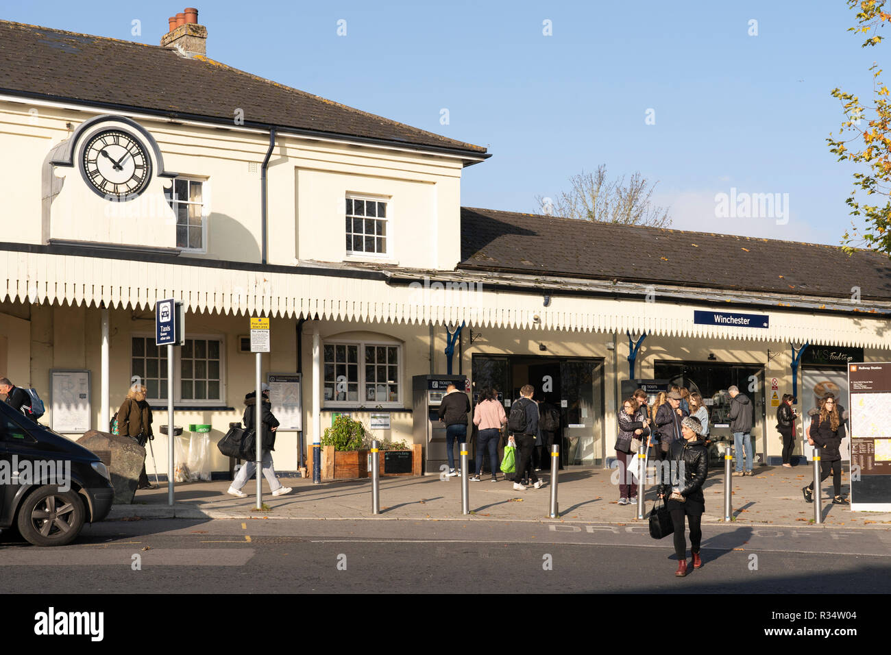 Winchester station hi-res stock photography and images - Alamy
