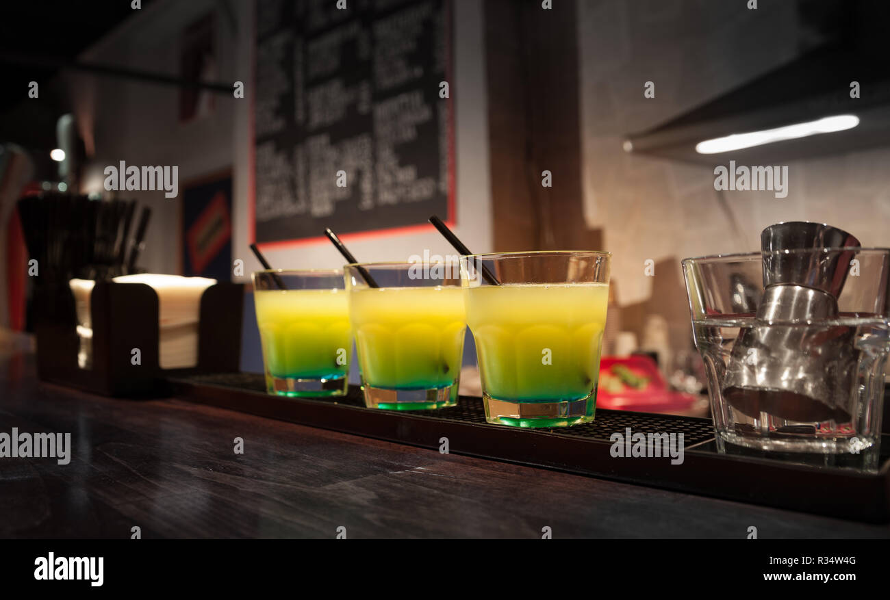 Cocktails bar counter hi-res stock photography and images - Alamy