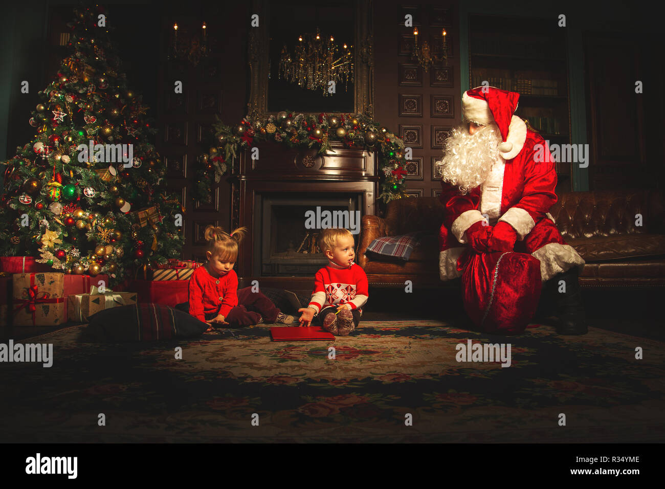 Children watching santa claus hi-res stock photography and images - Alamy