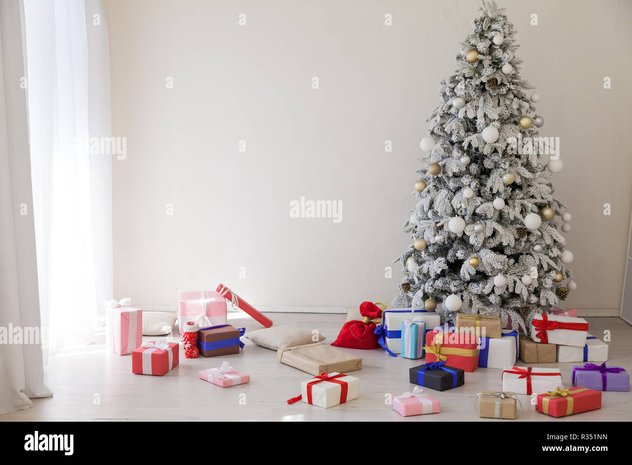 Christmas tree with presents, Garland lights Interior new year winter ...