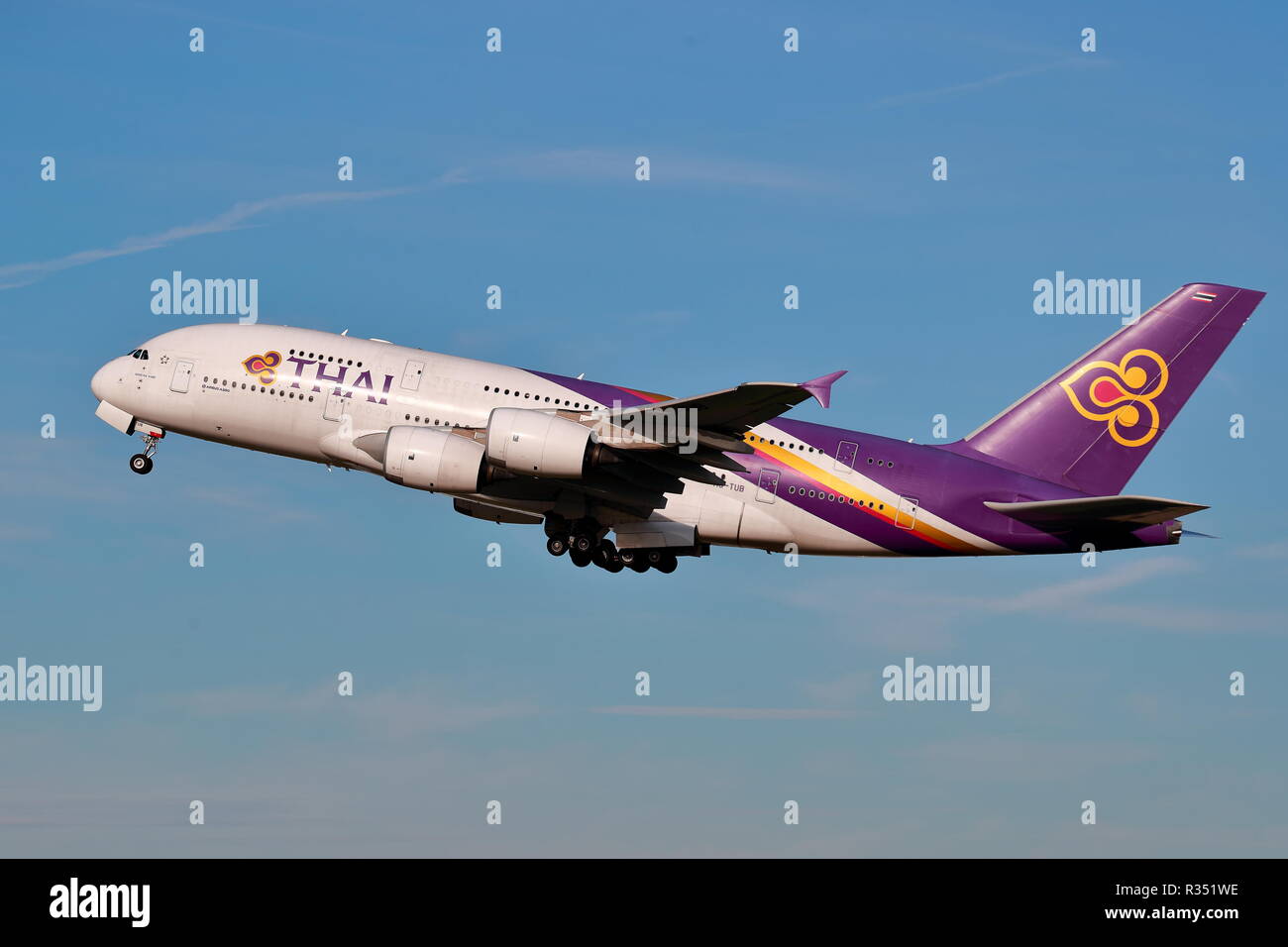 Thai airways planes hi-res stock photography and images - Alamy
