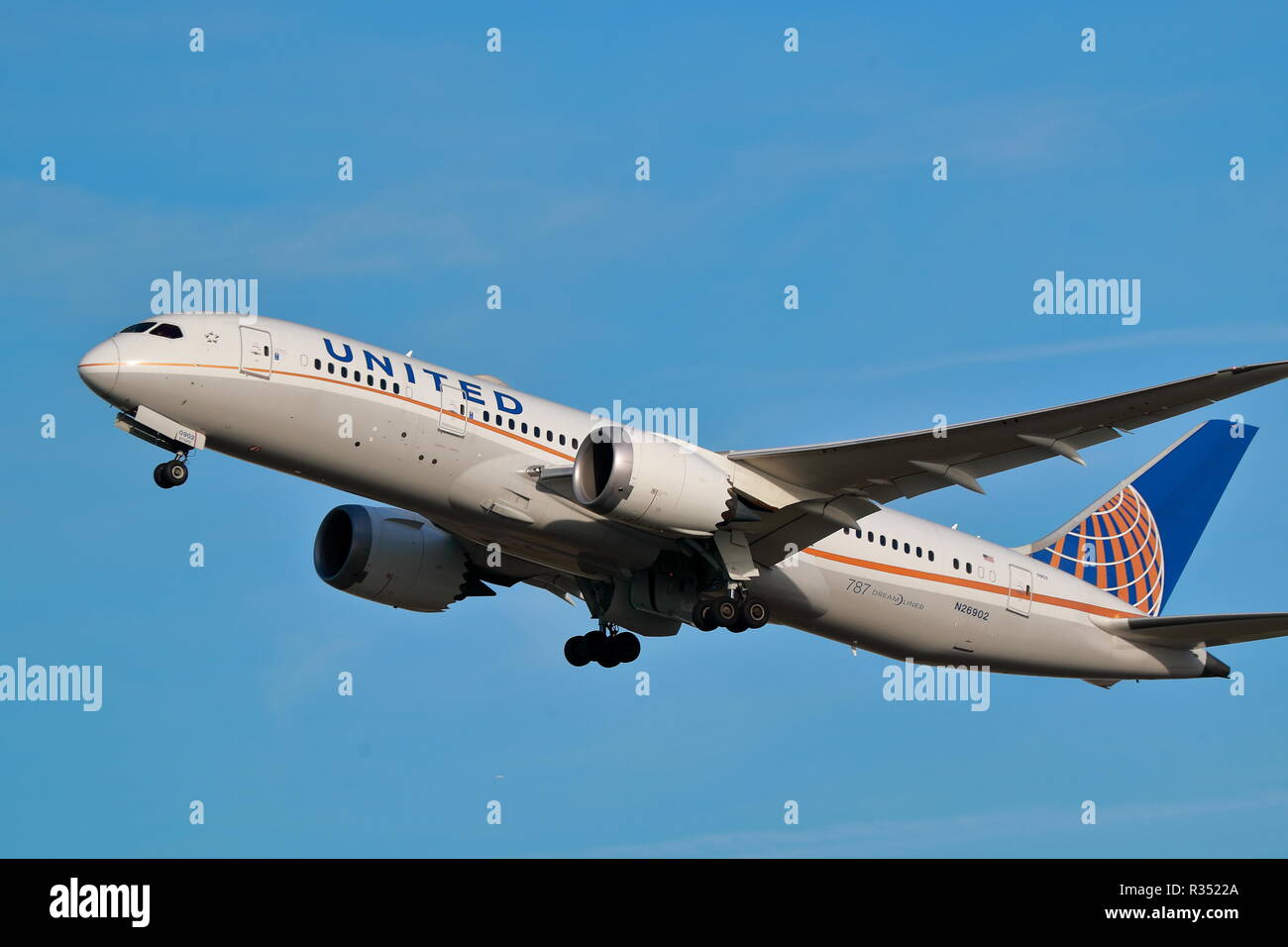 United Airlines Boeing 787-8 Dreamliner N26902 takes off at London ...