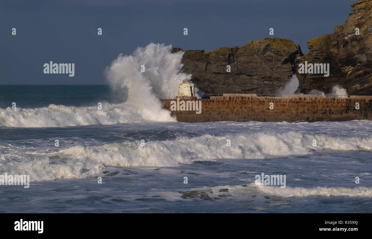 Wave breaking on wall hi-res stock photography and images - Alamy