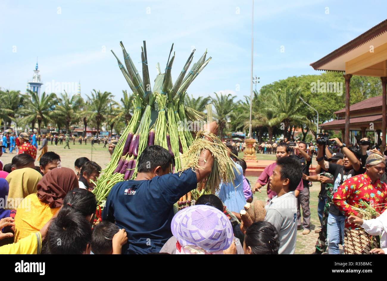 Madiun, Indonesia. 20th Nov, 2018. Residents scramble for produce ...