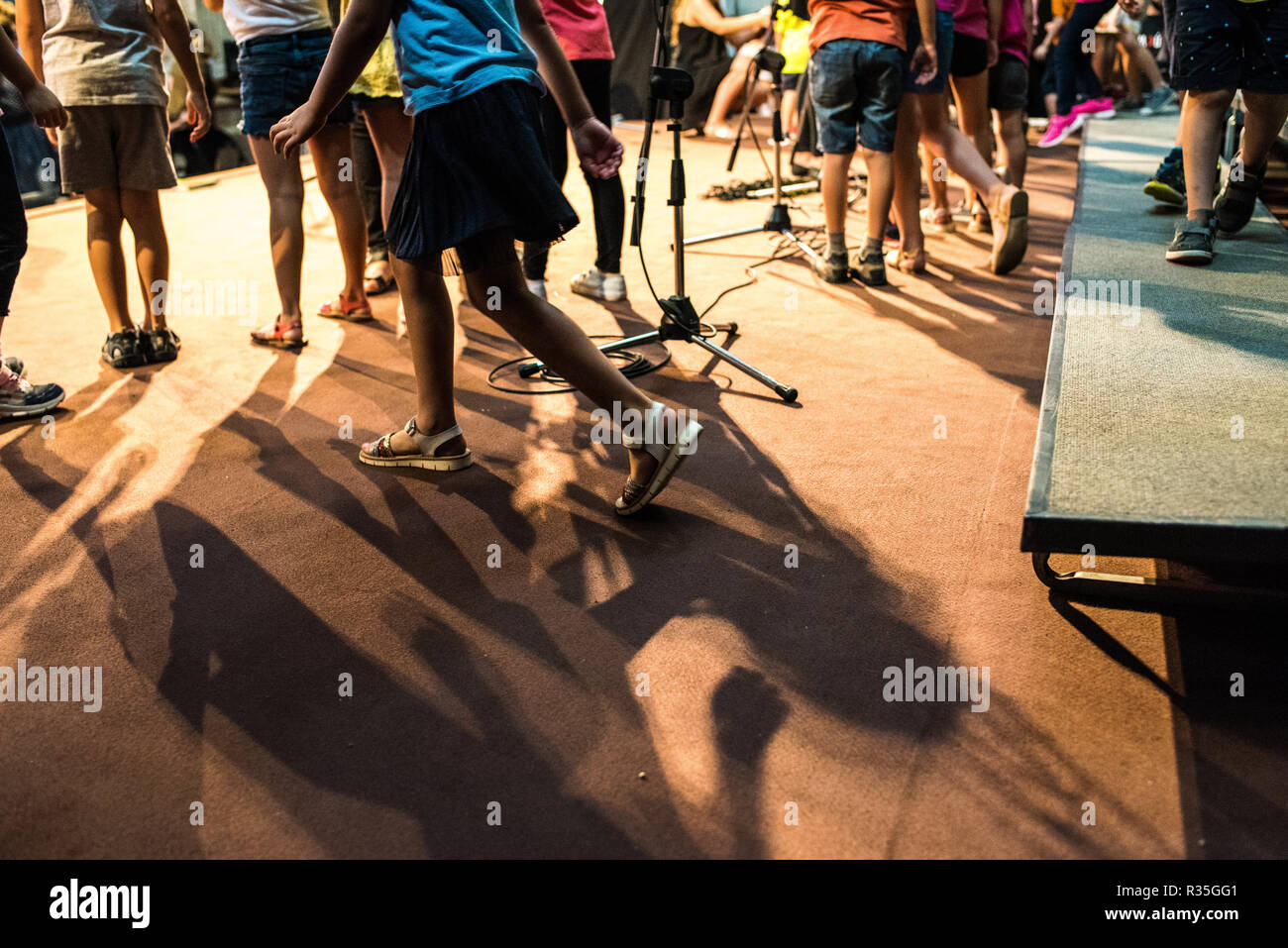 Kids perform stage hi-res stock photography and images - Alamy