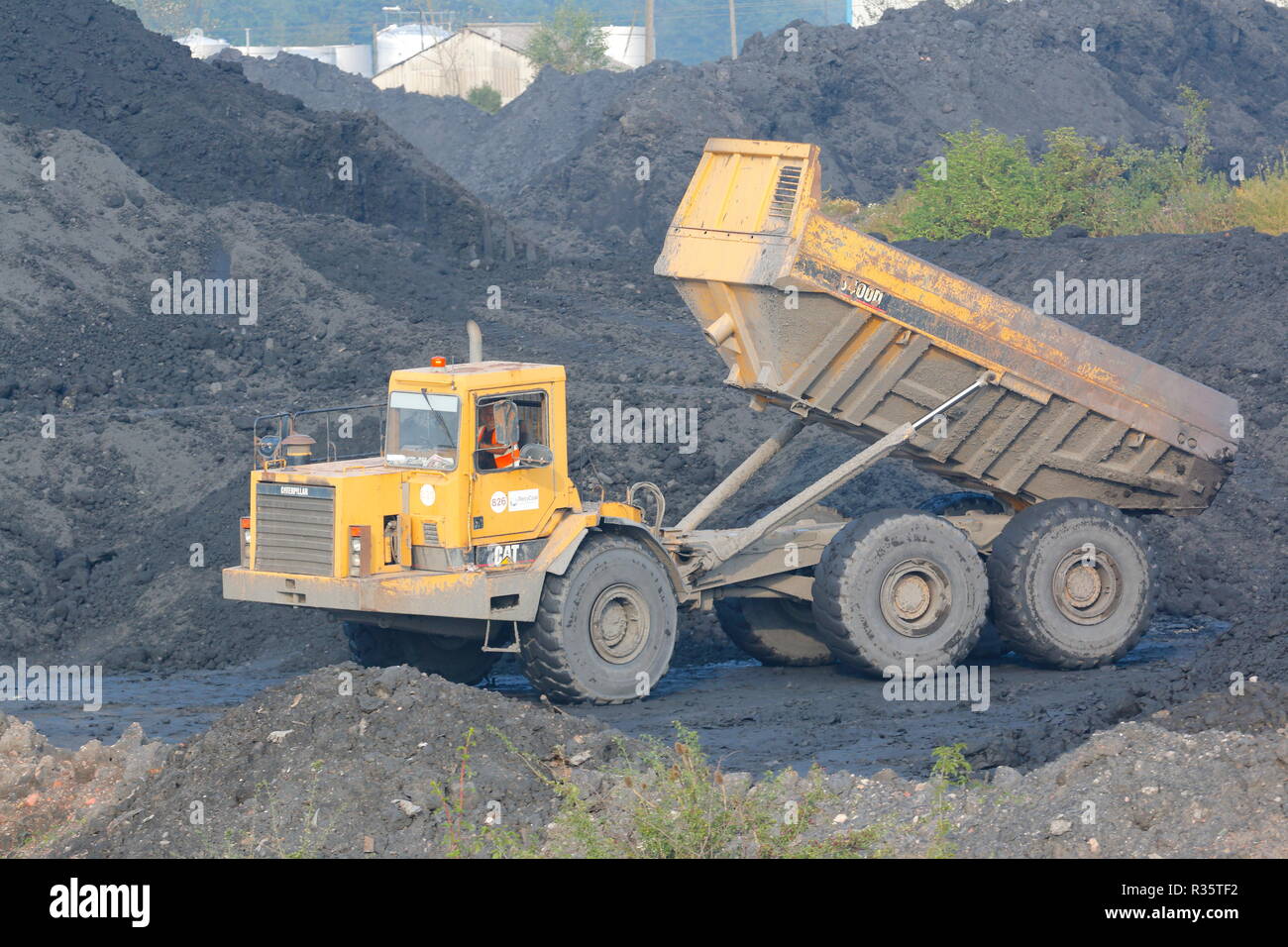 Rear tipping dumper truck hi-res stock photography and images - Alamy