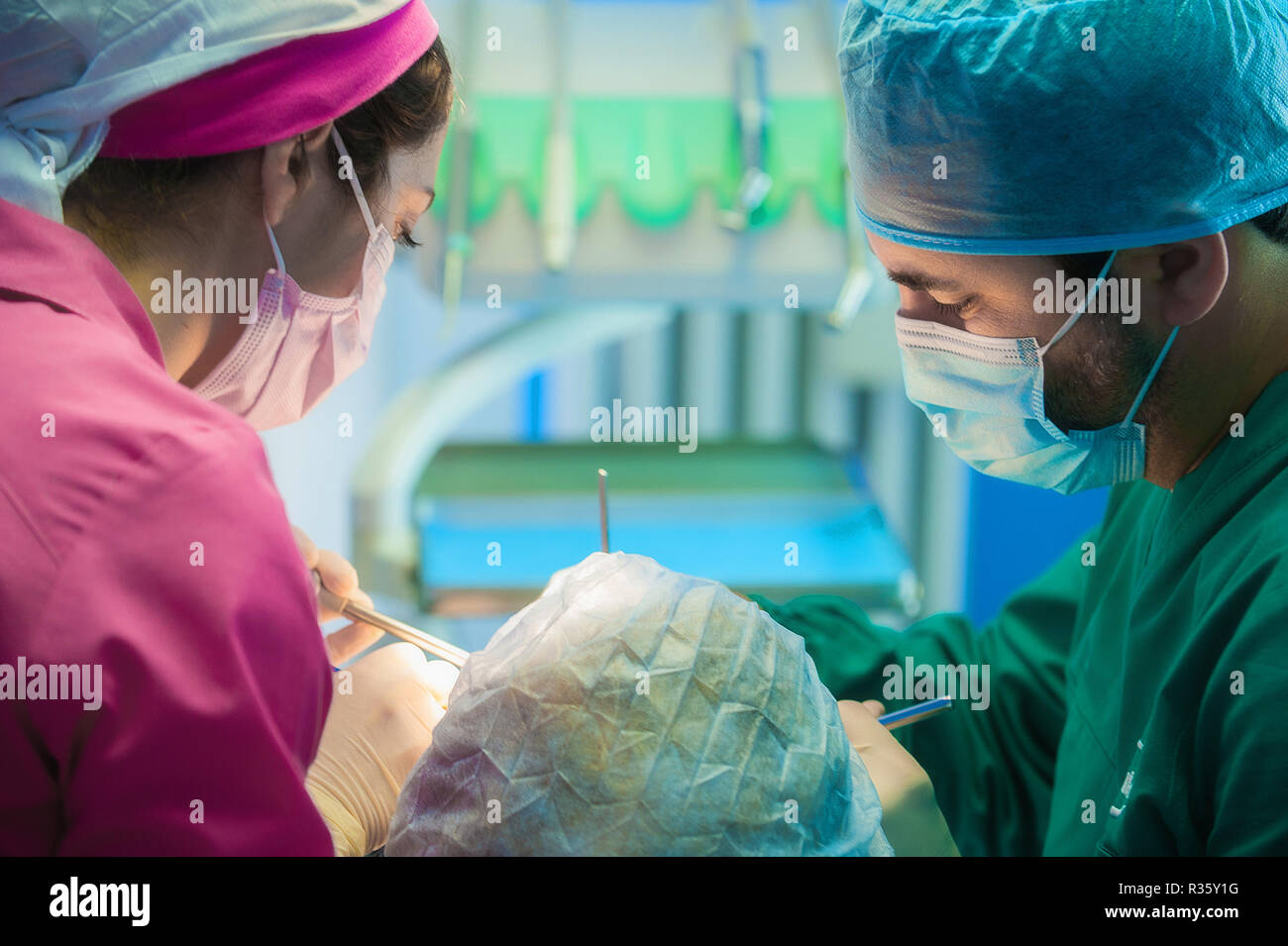 Hospital staff in operating theatre hi-res stock photography and images ...