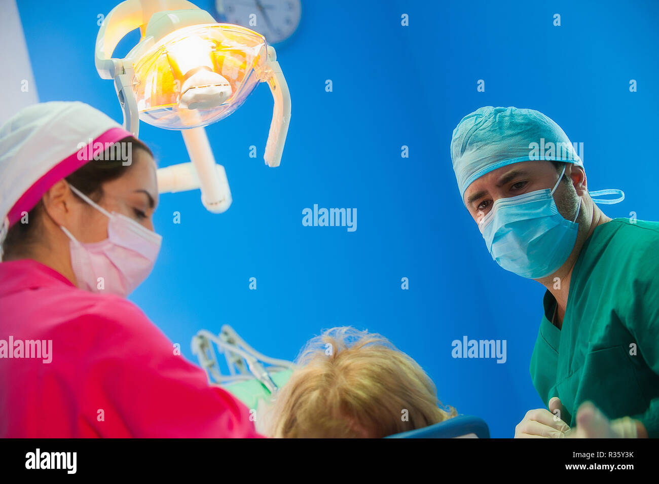 Hospital staff in operating theatre hi-res stock photography and images ...