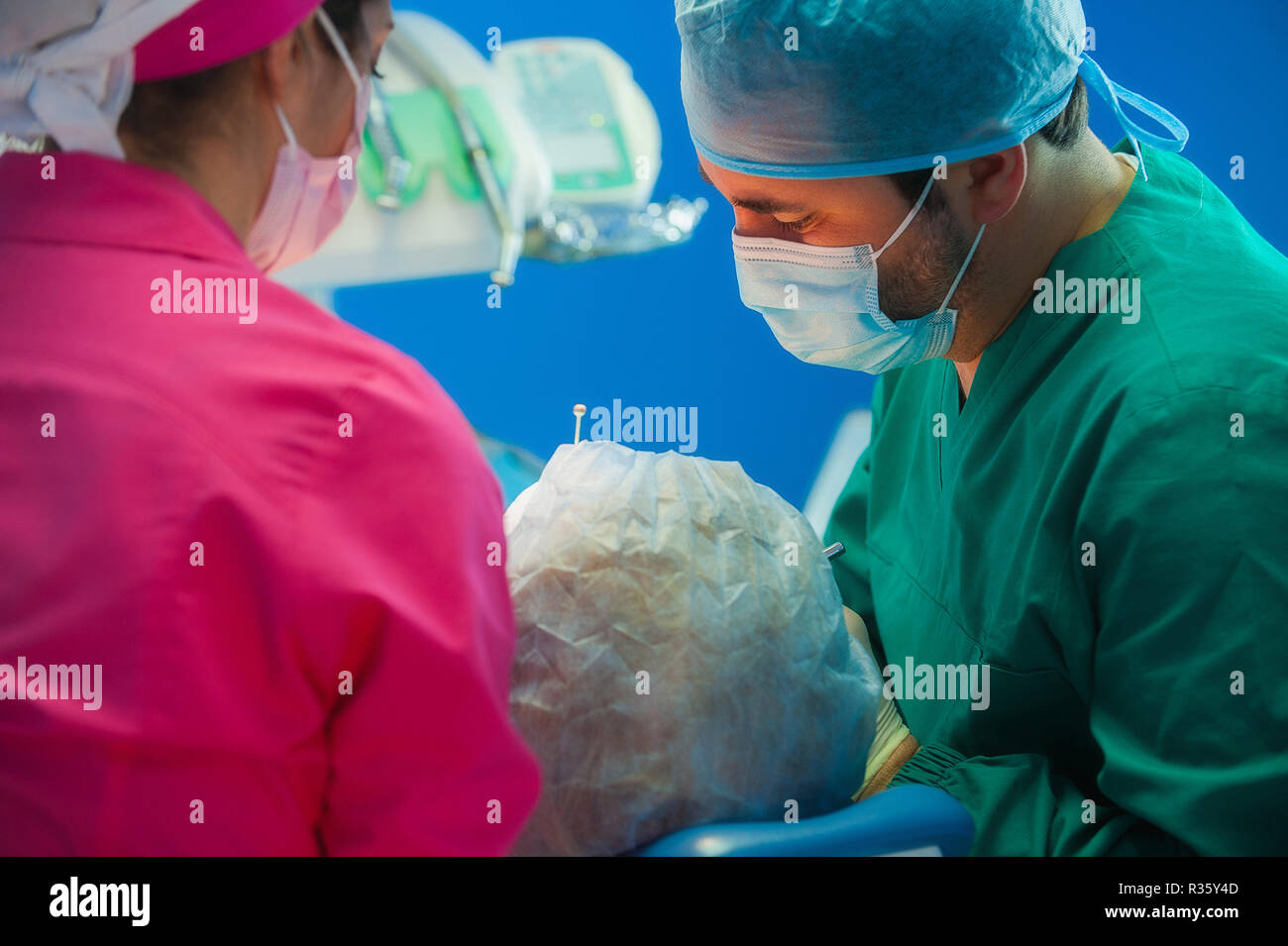 Hospital staff in operating theatre hi-res stock photography and images ...