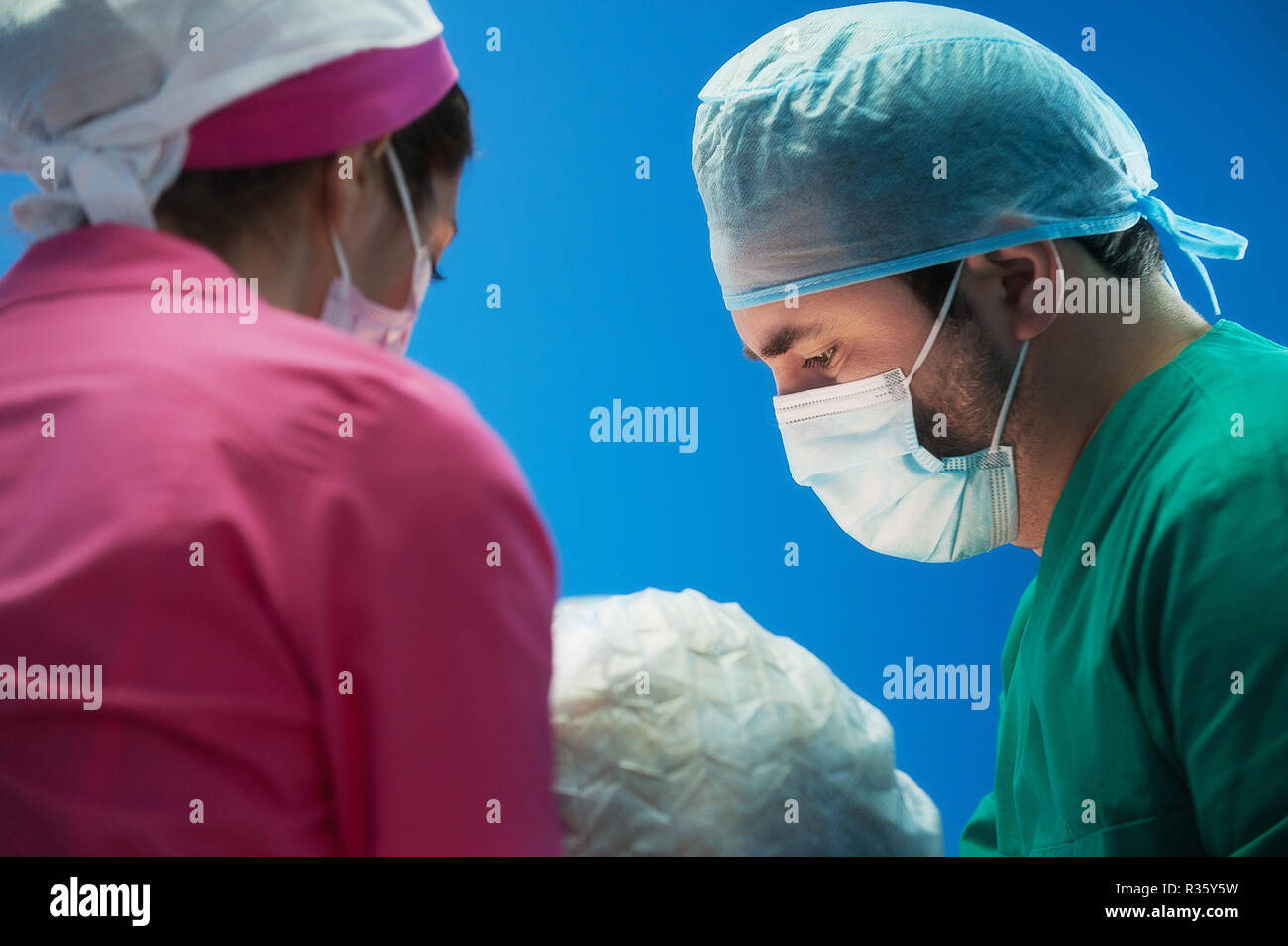 Hospital staff in operating theatre hi-res stock photography and images ...