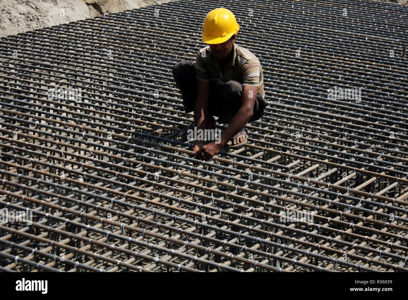 Bangladeshi construction workers working hi-res stock photography and ...