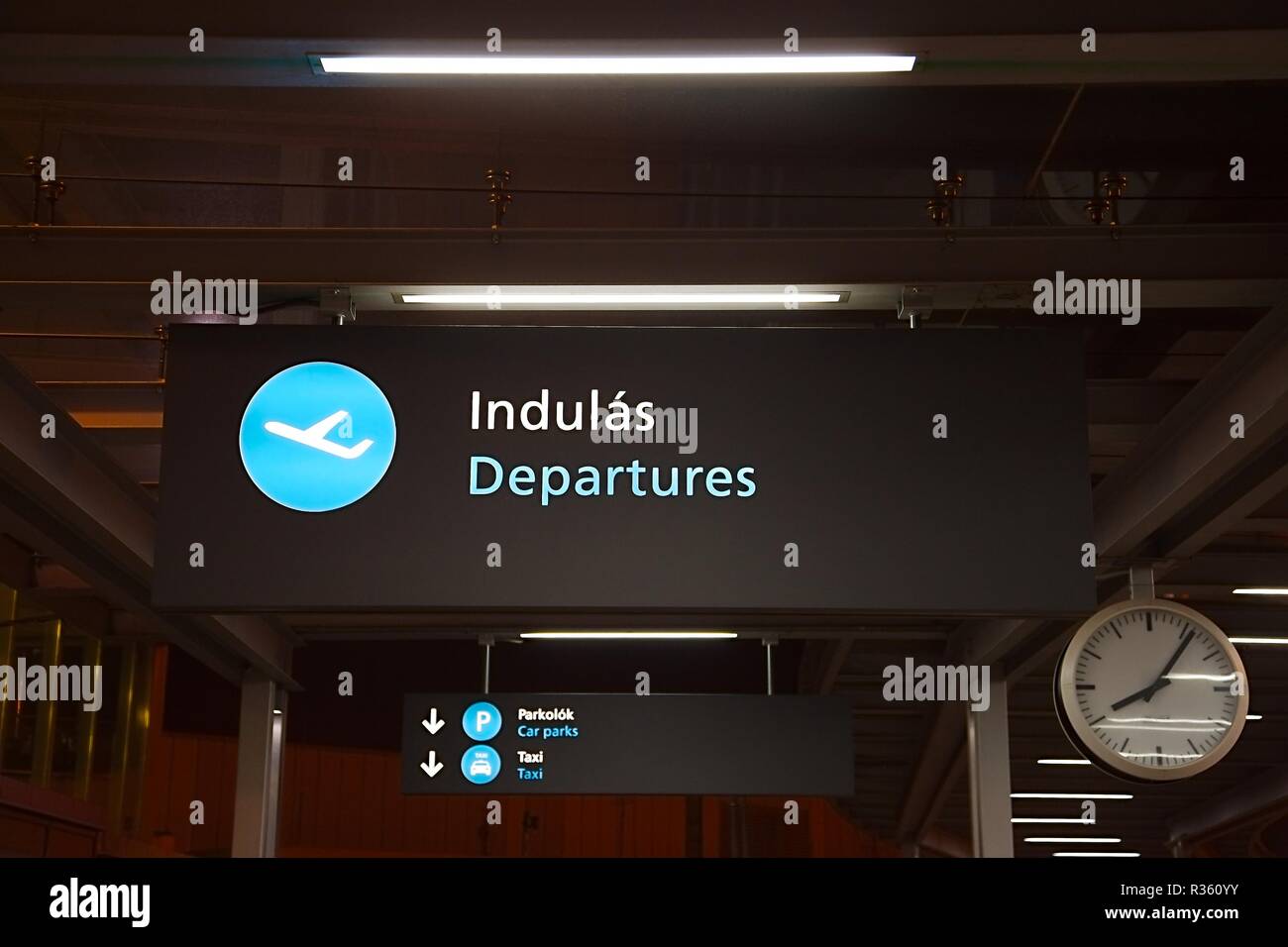 Airport arrivals welcome board hi-res stock photography and images - Alamy