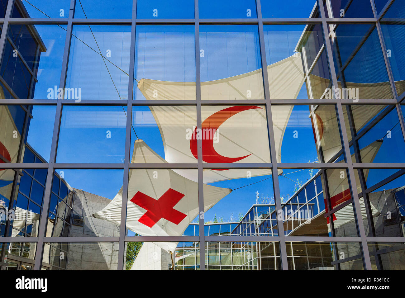 International red cross flag hi-res stock photography and images - Alamy