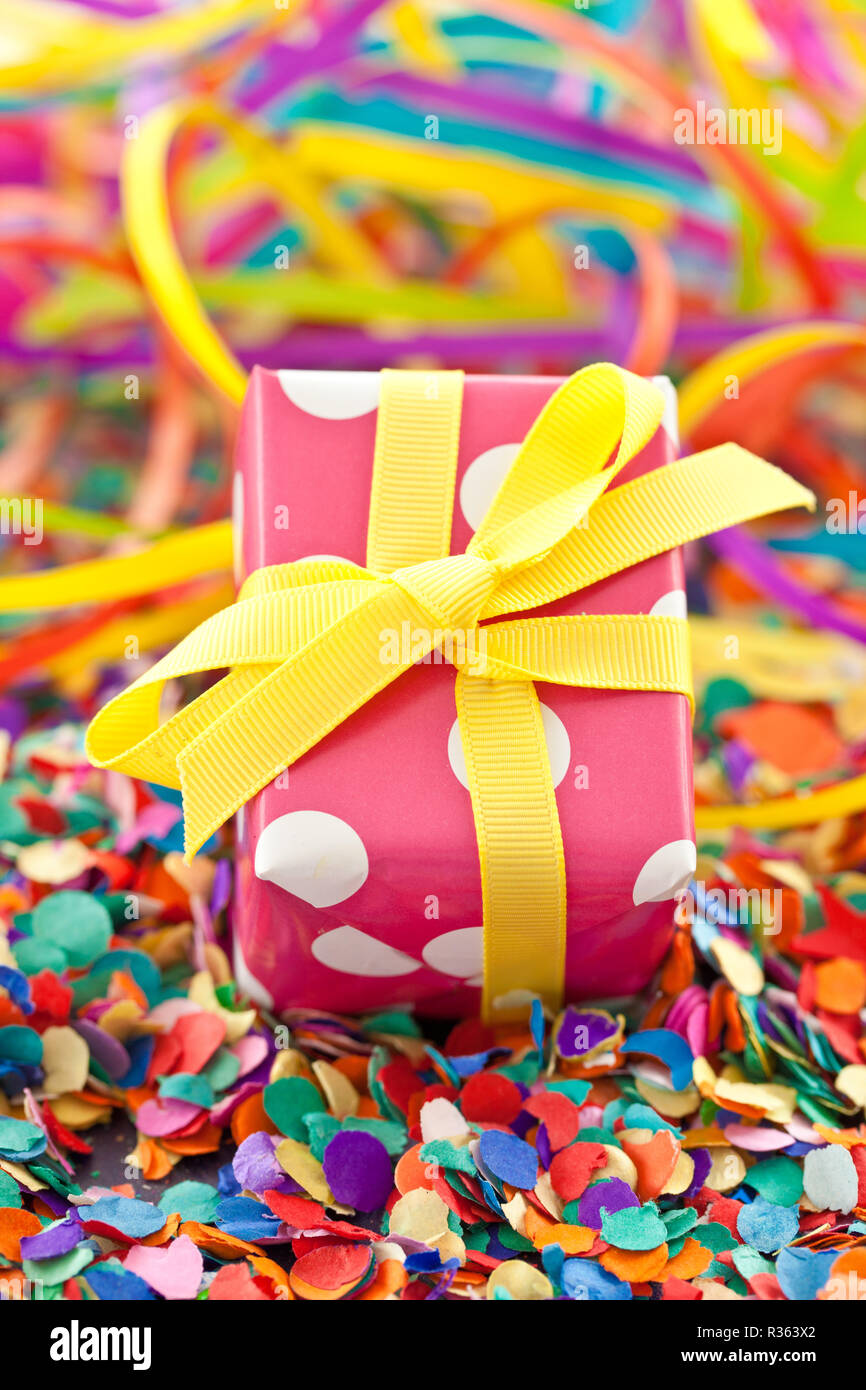 Confetti hearts and dots hi-res stock photography and images - Alamy