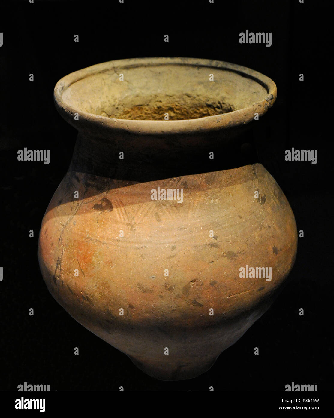 Urn bronze hi-res stock photography and images - Alamy