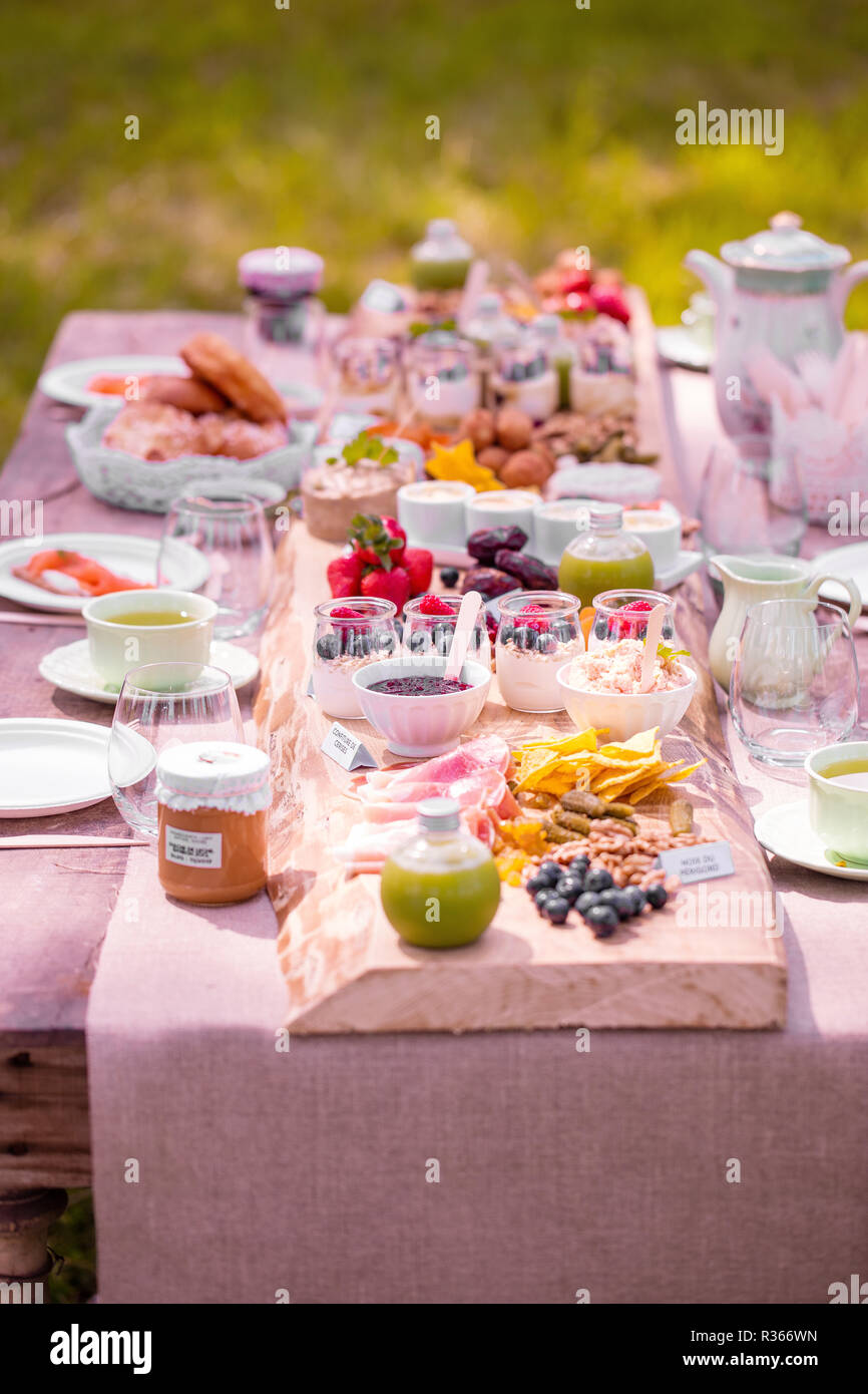 Brunch table hi-res stock photography and images - Alamy