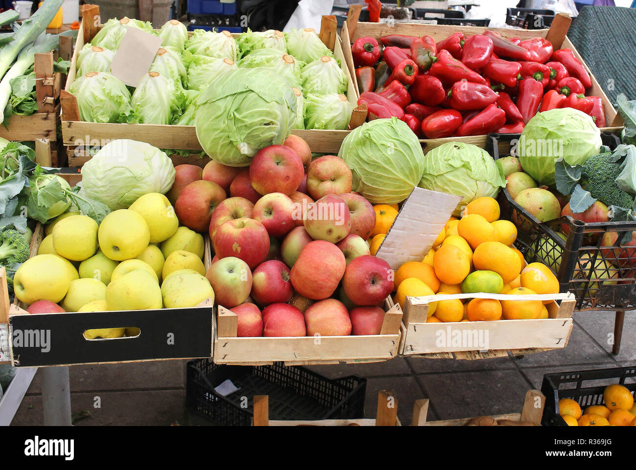 Fresh cabbage market stall pile hi-res stock photography and images - Alamy