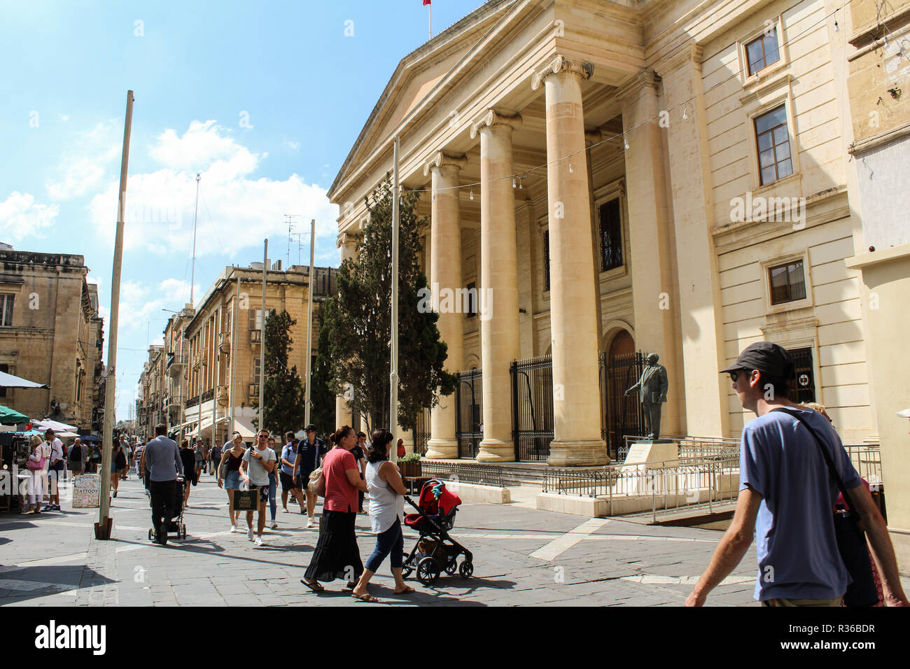Portico and courts hi-res stock photography and images - Alamy